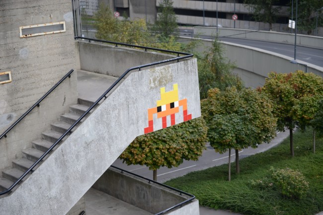 Invader signe un pixel-art à La Défense - Defense-92.fr