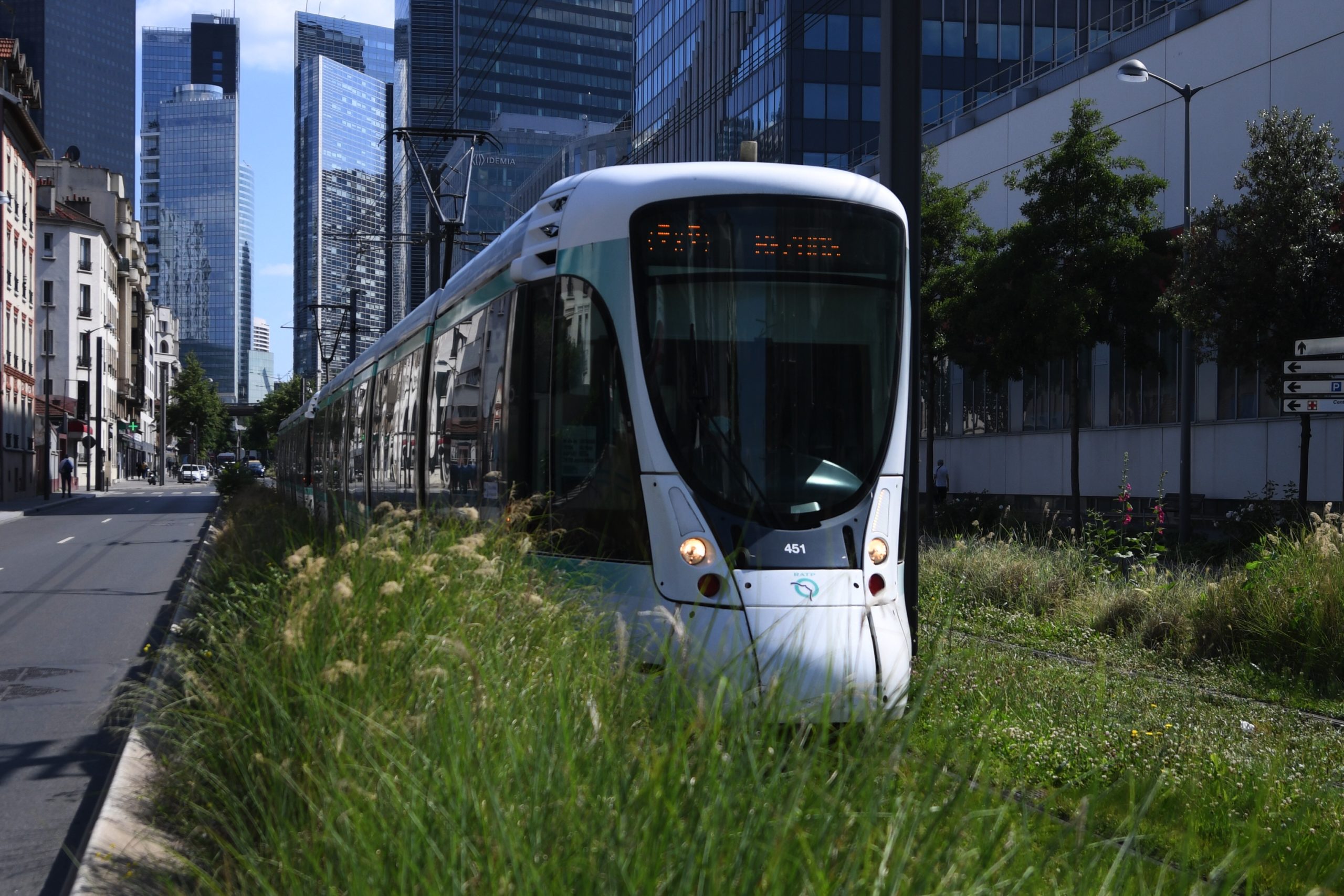 Le tramway T2 reprend du service entre les stations Charlebourg et ...
