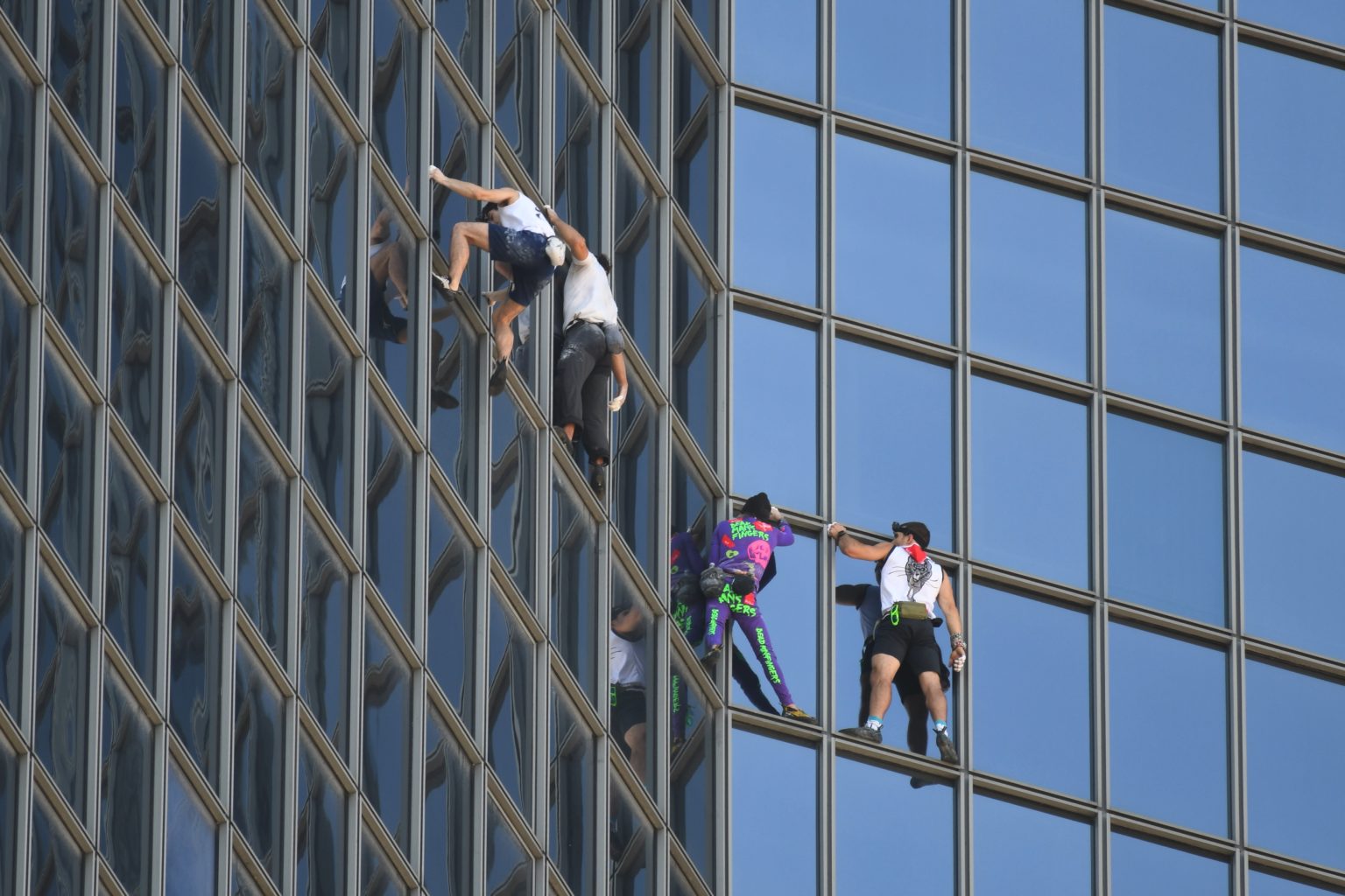 A quatre ils grimpent les 187 mètres de la tour TotalEnergies - Defense ...