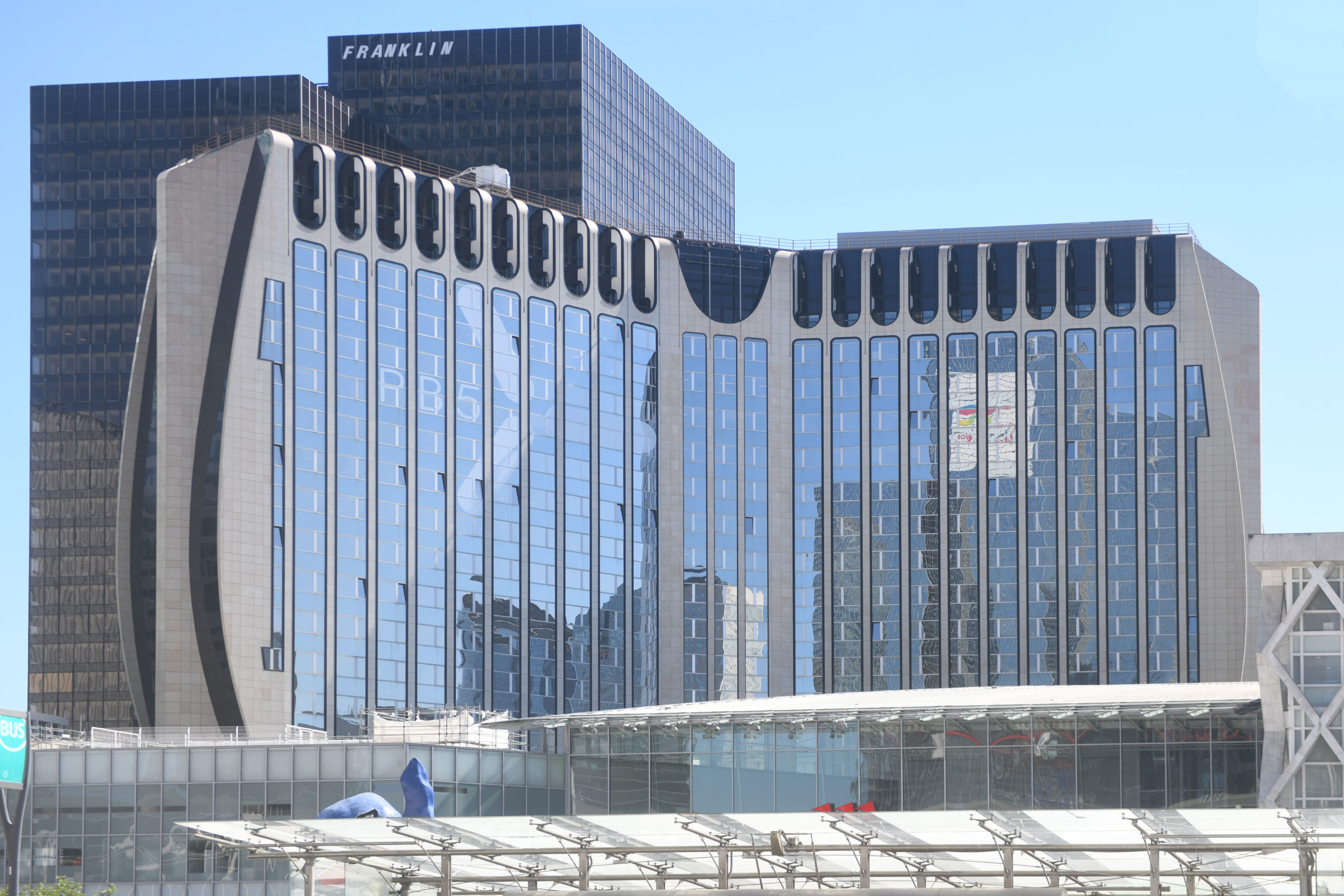 La tour PB5 expérimente un projet pilote de connectivité 5G privée ...