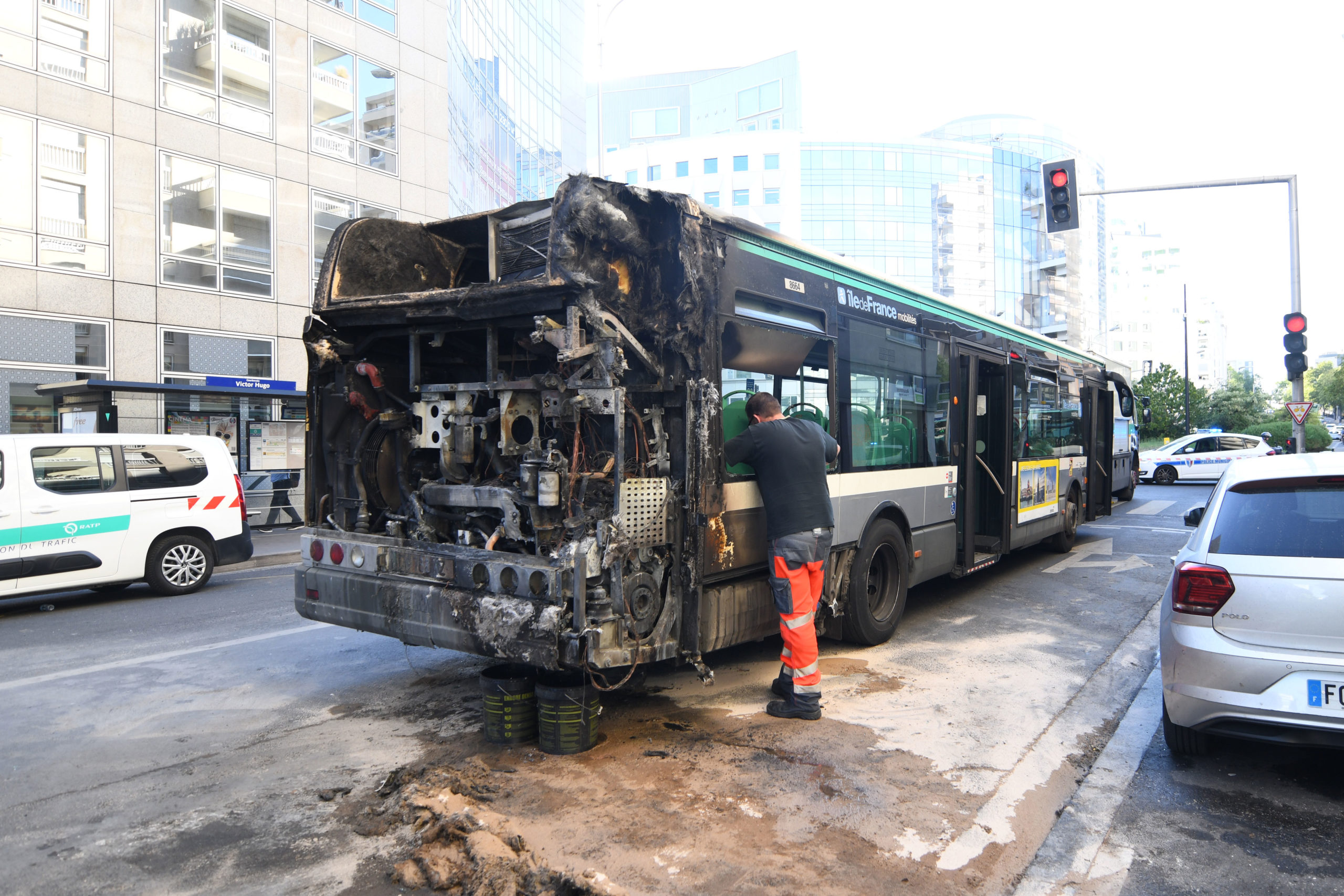 Un bus de la RATP partiellement dévoré par les flammes - Defense-92.fr