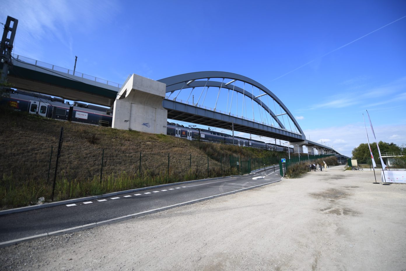 Franchir la Seine est maintenant plus facile avec la nouvelle passerelle piétonne d’Eole ...