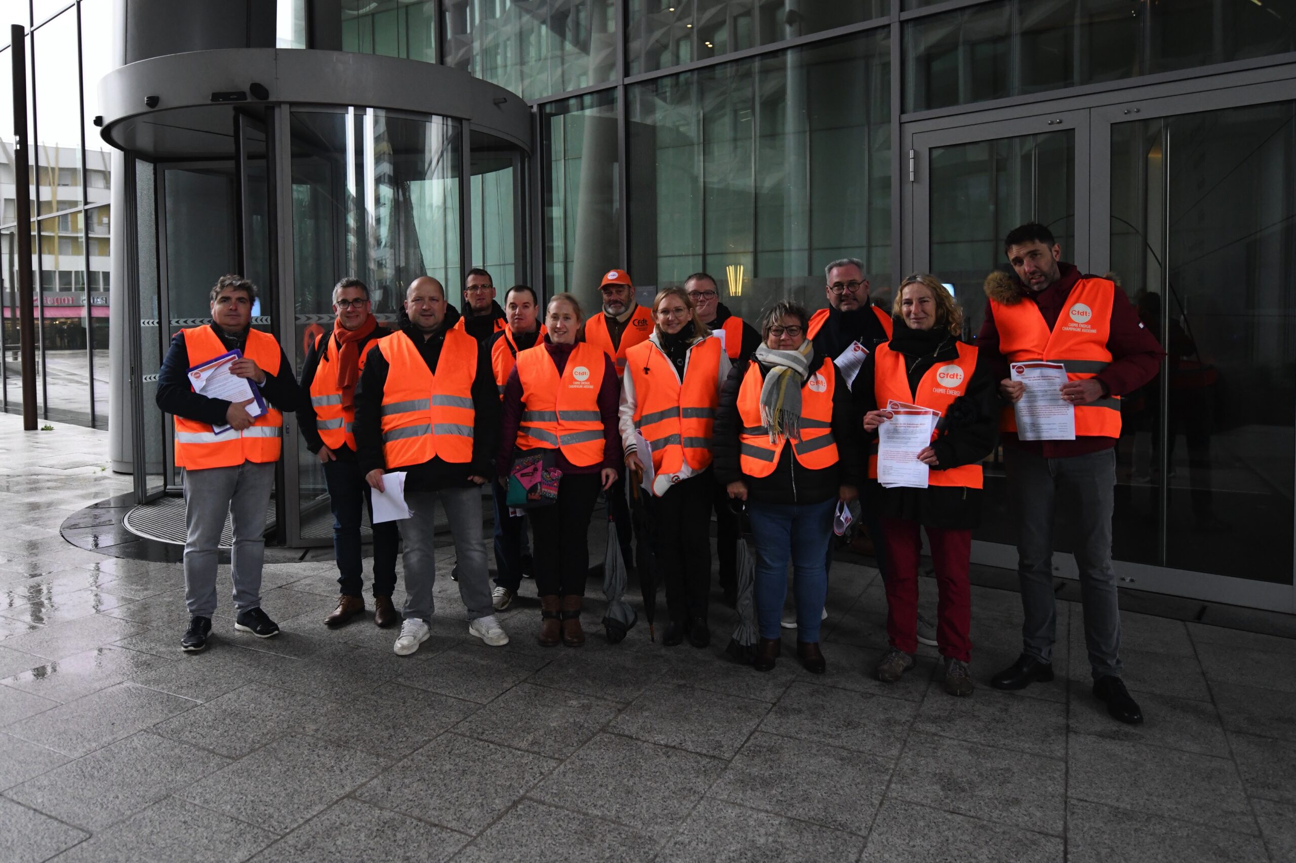 Une dizaine de salariés d’AstraZeneca mobilisés à La Défense contre la ...