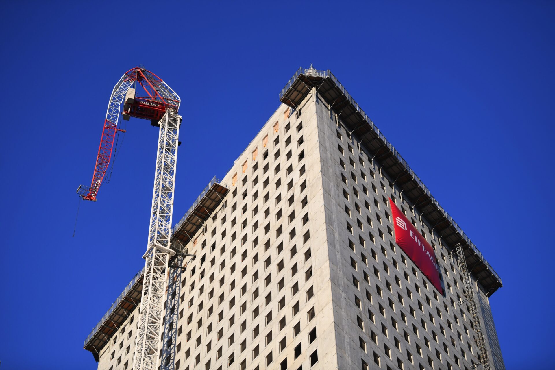 Chantier de la tour Hopen : sous l’effet du vent la flèche de la grue ...
