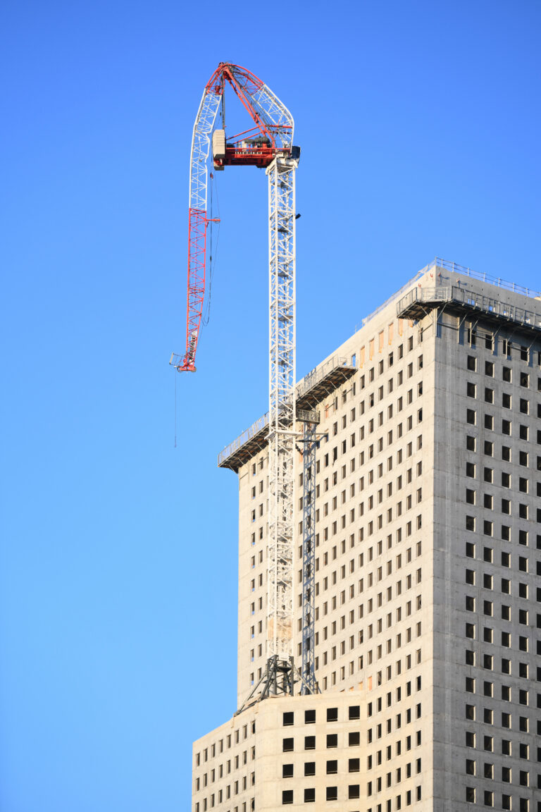 Chantier de la tour Hopen : sous l’effet du vent la flèche de la grue se plie sur elle-même ...