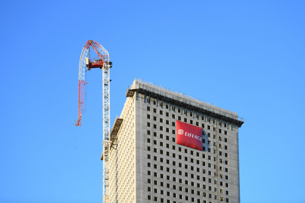Chantier de la tour Hopen : sous l’effet du vent la flèche de la grue ...