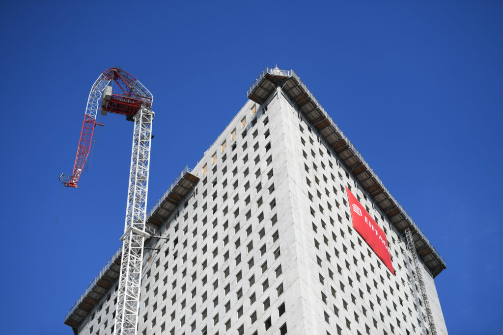 La flèche de la grue du chantier de la tour Hopen attend toujours d ...
