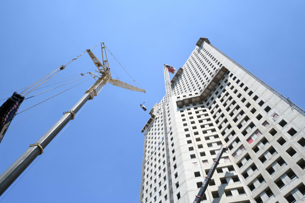 Le démontage de la grue accidentée de la tour Hopen va enfin pouvoir ...