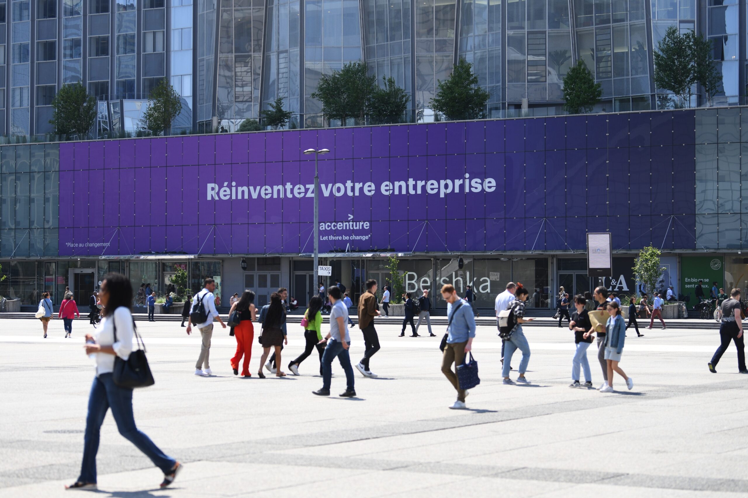 Accenture s’invite sur la façade du Westfield Les 4 Temps avec une ...