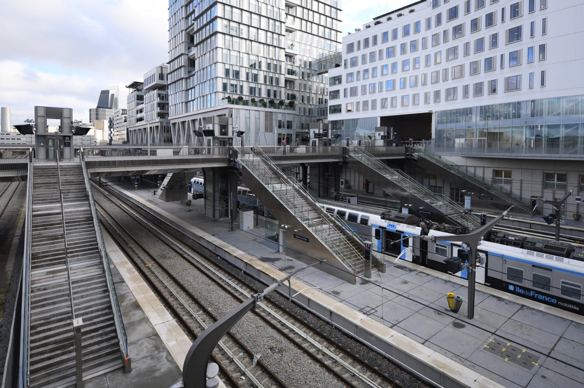 Le RER E et ses trois nouvelles gares va enfin fonctionner à pleine puissance - Defense-92.fr
