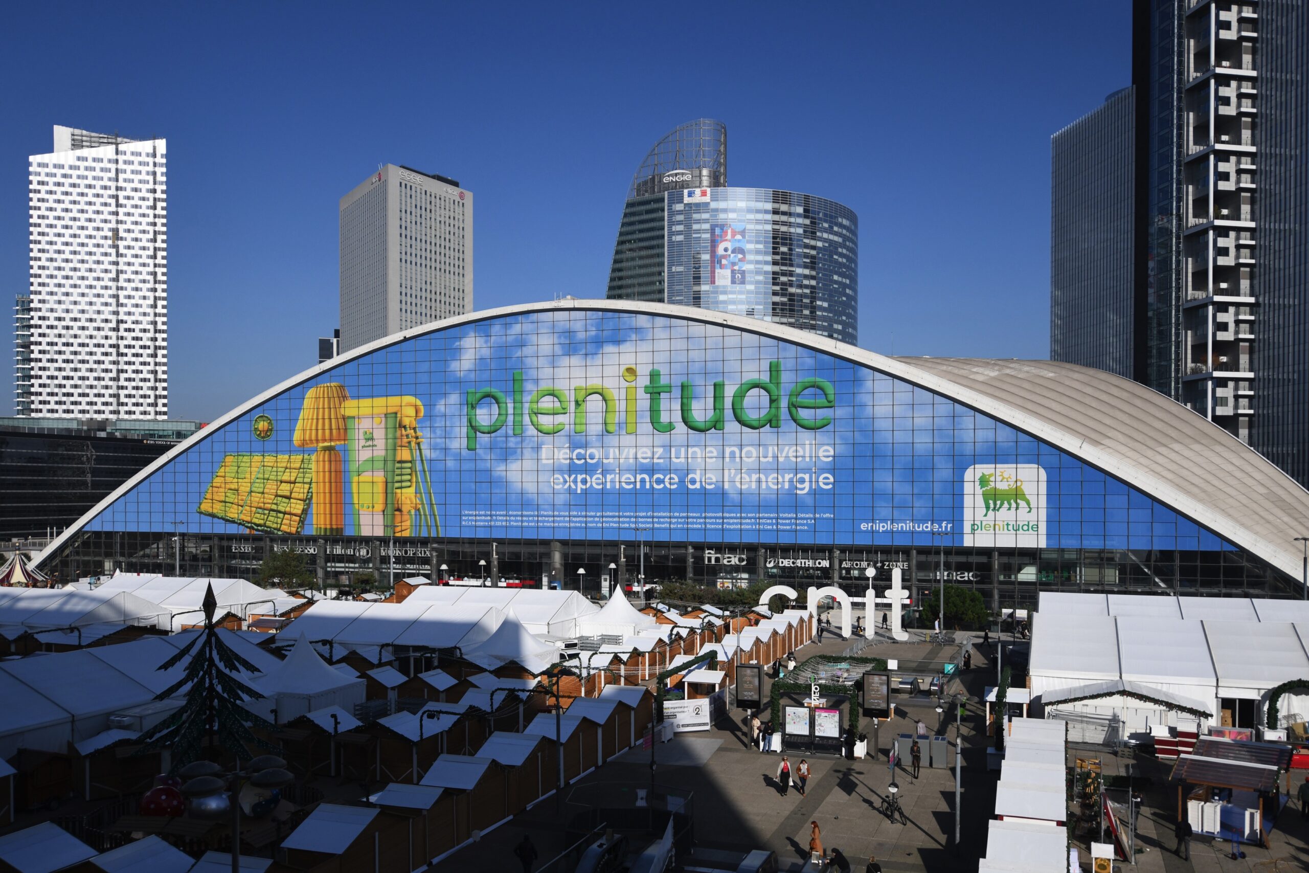 La nouvelle marque Plenitude d'Eni s'affiche en géant sur le Westfield ...