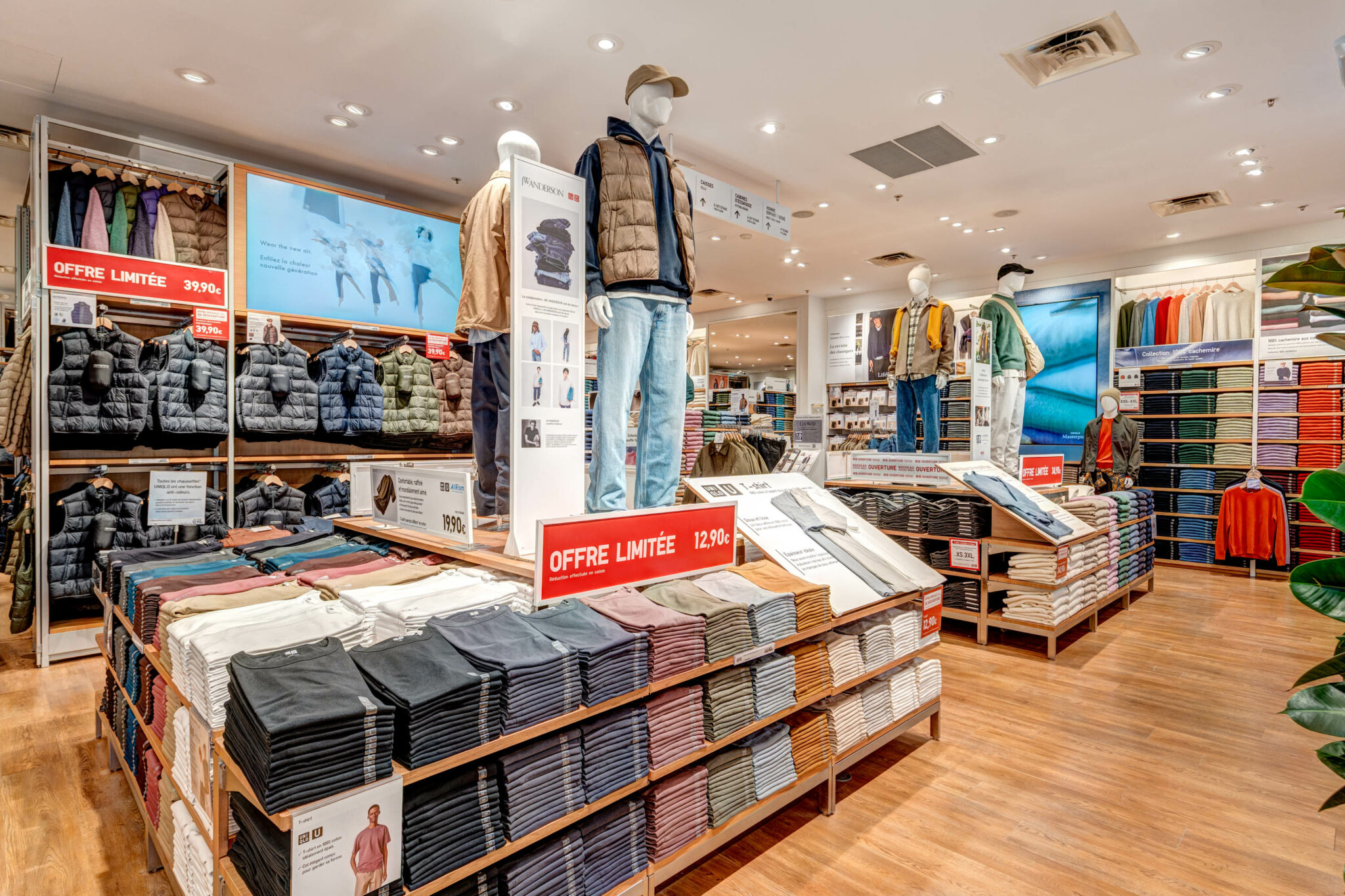 Uniqlo retrouve ses clients à La Défense après plusieurs mois de ...