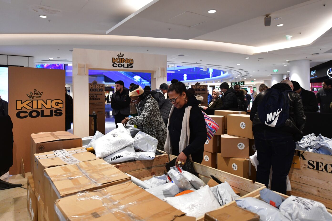 Dix tonnes de colis perdus mises en vente à Westfield Les 4 Temps ...